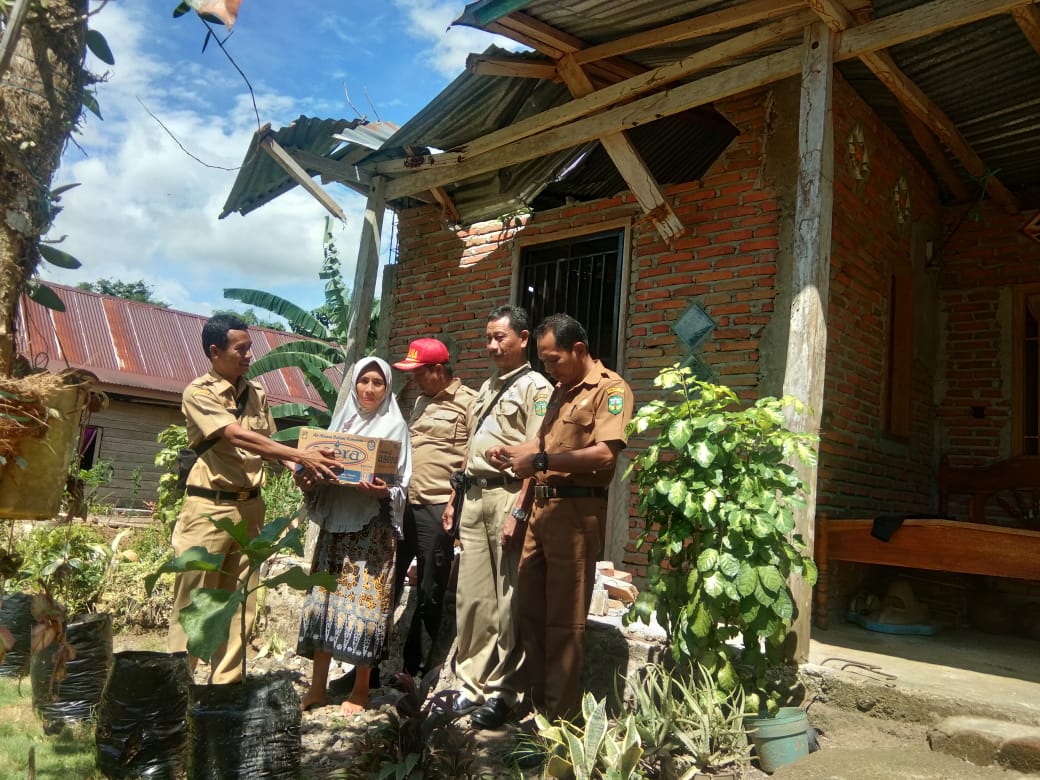 Dinsos Luwu Beri bantuan Sembako kepada Korban Angin Puting Beliung Di Larompong Selatan - Media ...
