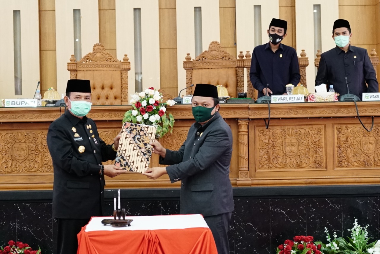 Ketua DPRD Luwu Serahkan 5 Ranperda Ke Bupati - Media Center Diskominfo Luwu